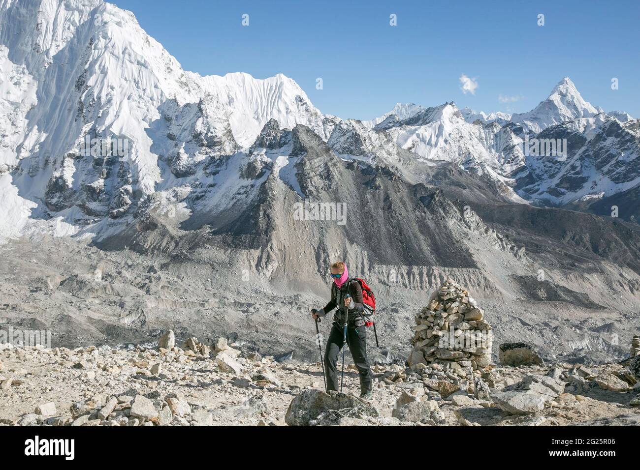 Eine Bergsteigerin geht in Richtung Mount Everest Stockfotografie - Alamy