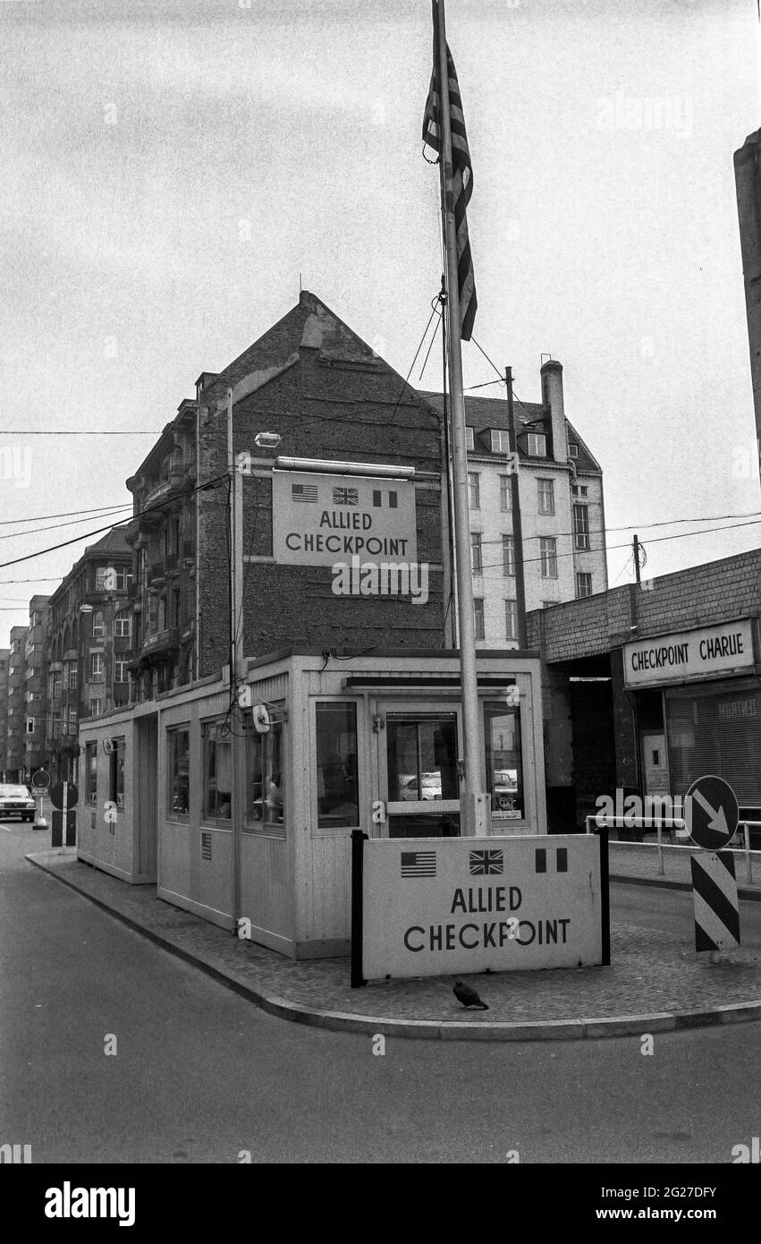 Checkpoint charlie berlin wall 1989 -Fotos und -Bildmaterial in hoher ...