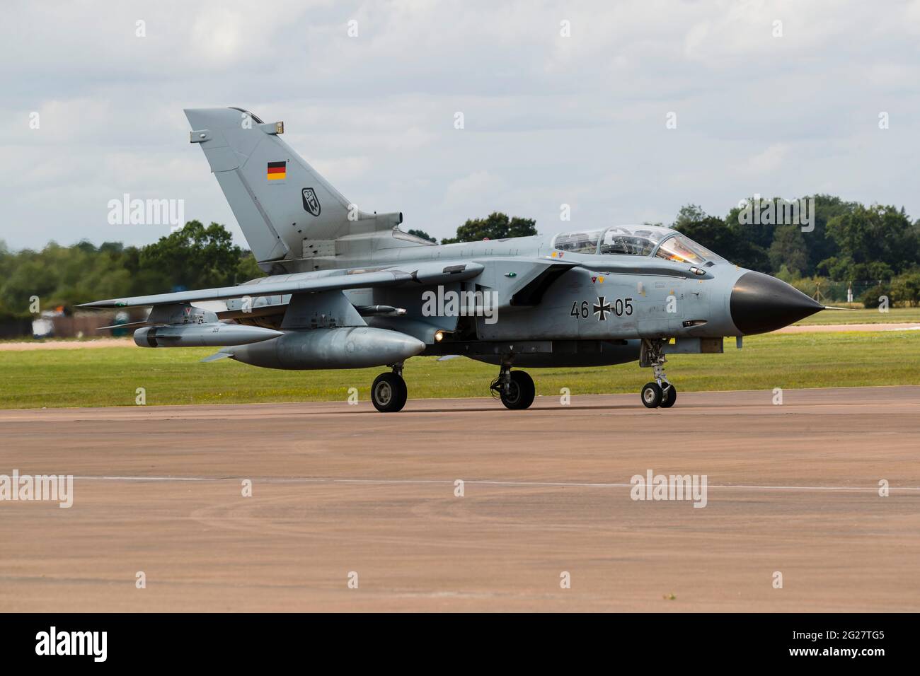 Eine Panavia Tornado der deutschen Luftwaffe taxi nach der Landung ein ...
