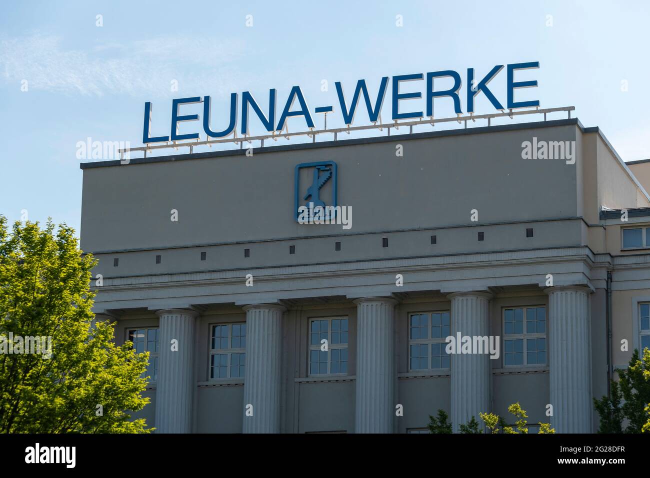 Leuna, Deutschland. Juni 2021. Der Schriftzug der Leuna-Werke befindet ...