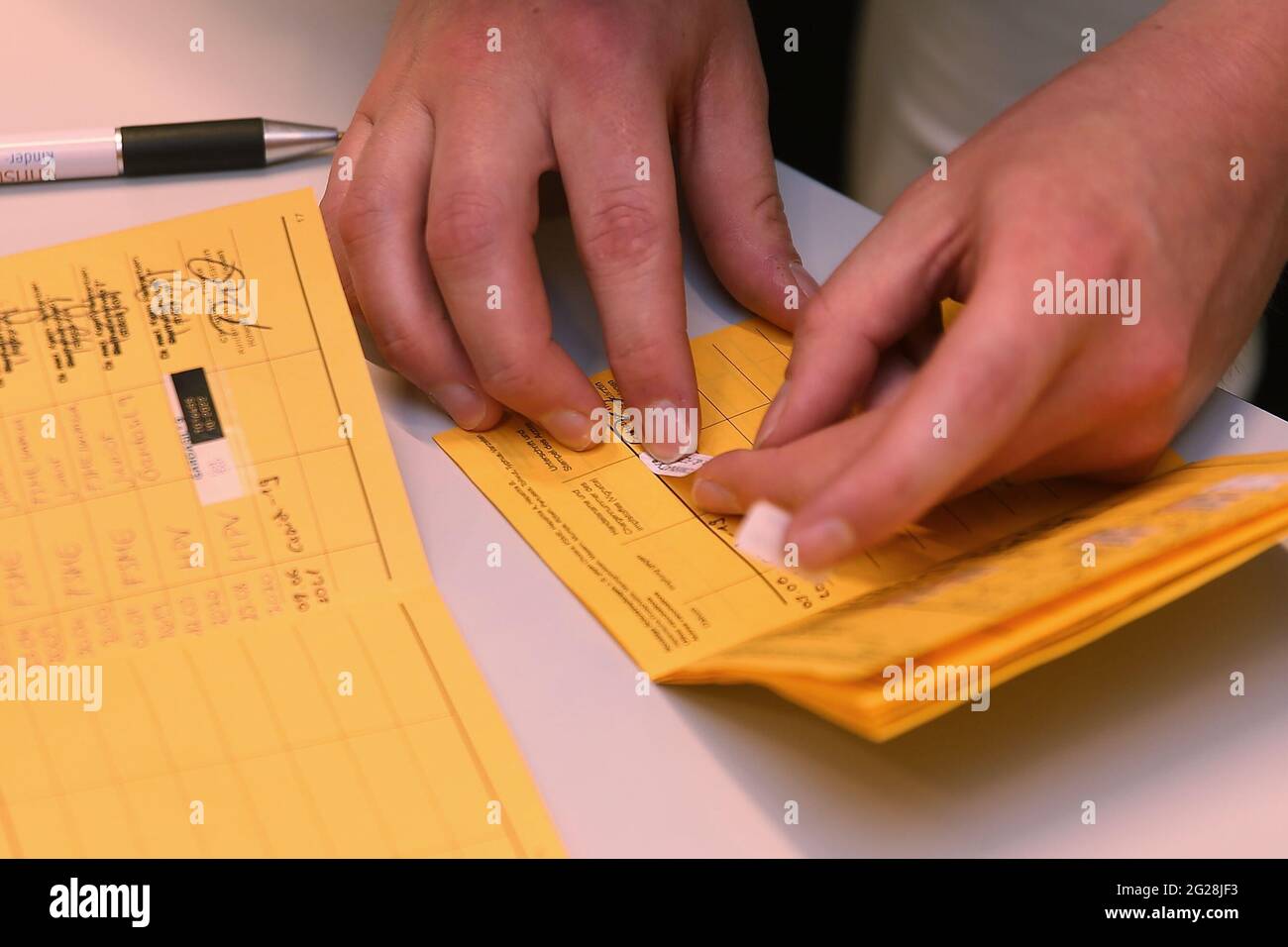 Comirnaty sticker -Fotos und -Bildmaterial in hoher Auflösung – Alamy