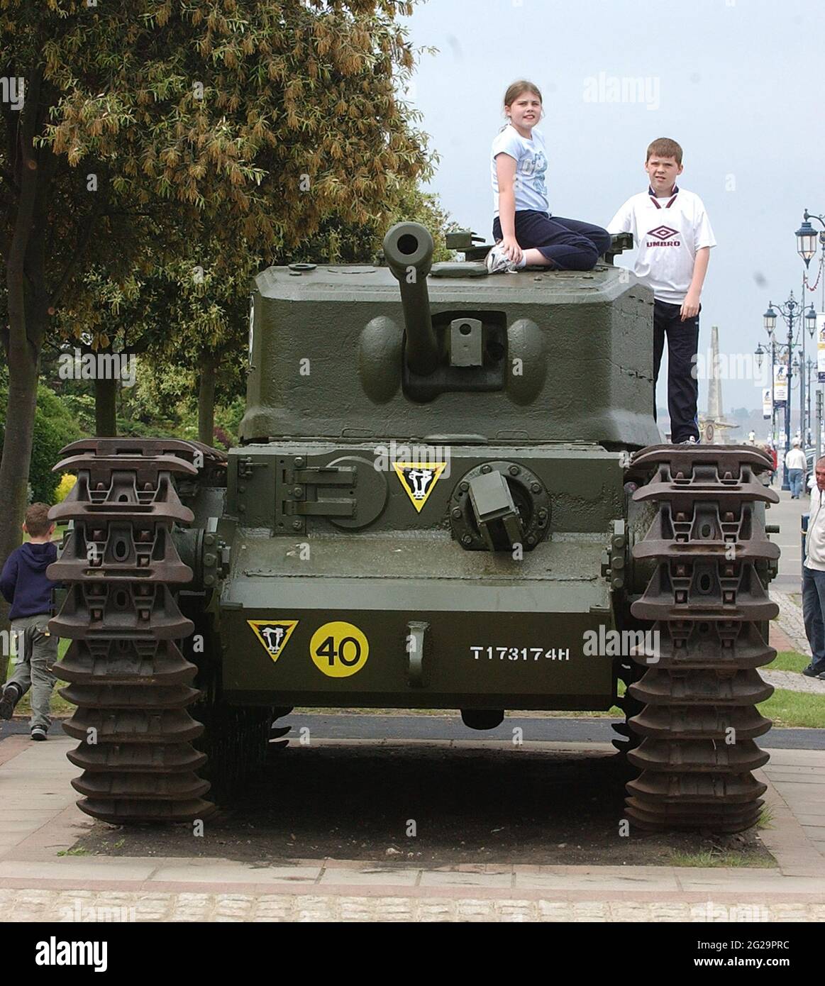 JUGENDLICHE SPIELEN AUF EINEM PANZER DES ZWEITEN WELTKRIEGS VOR DEM D.DAY MUSEUM IN PORTSMOUTH ...