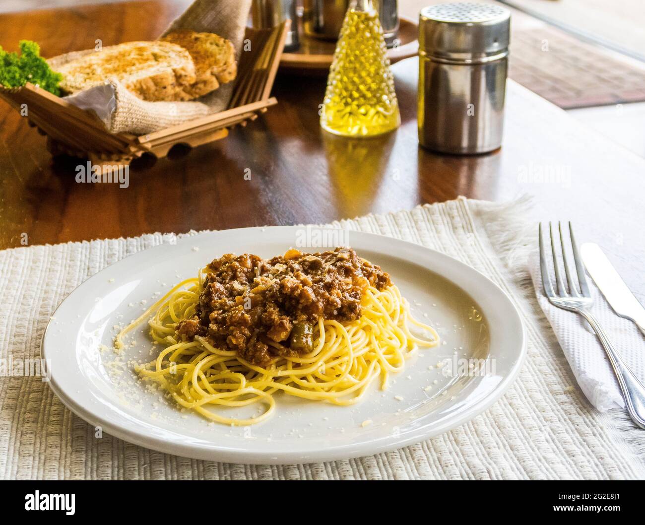 Teller mit spaghetti bolognese -Fotos und -Bildmaterial in hoher ...