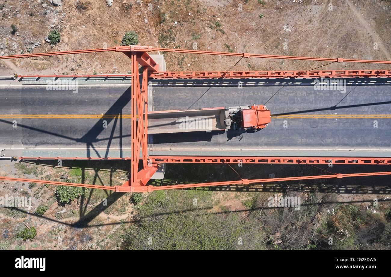 Truck überquert im Sommer eine wunderschöne Brücke. Szene. Draufsicht ...