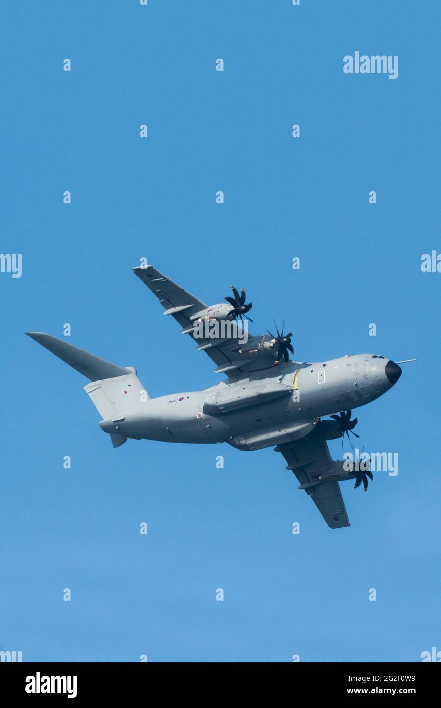 Ein RAF Airbus A400M Atlas C,1 Transportflugzeug, das über dem Flugzeug ...