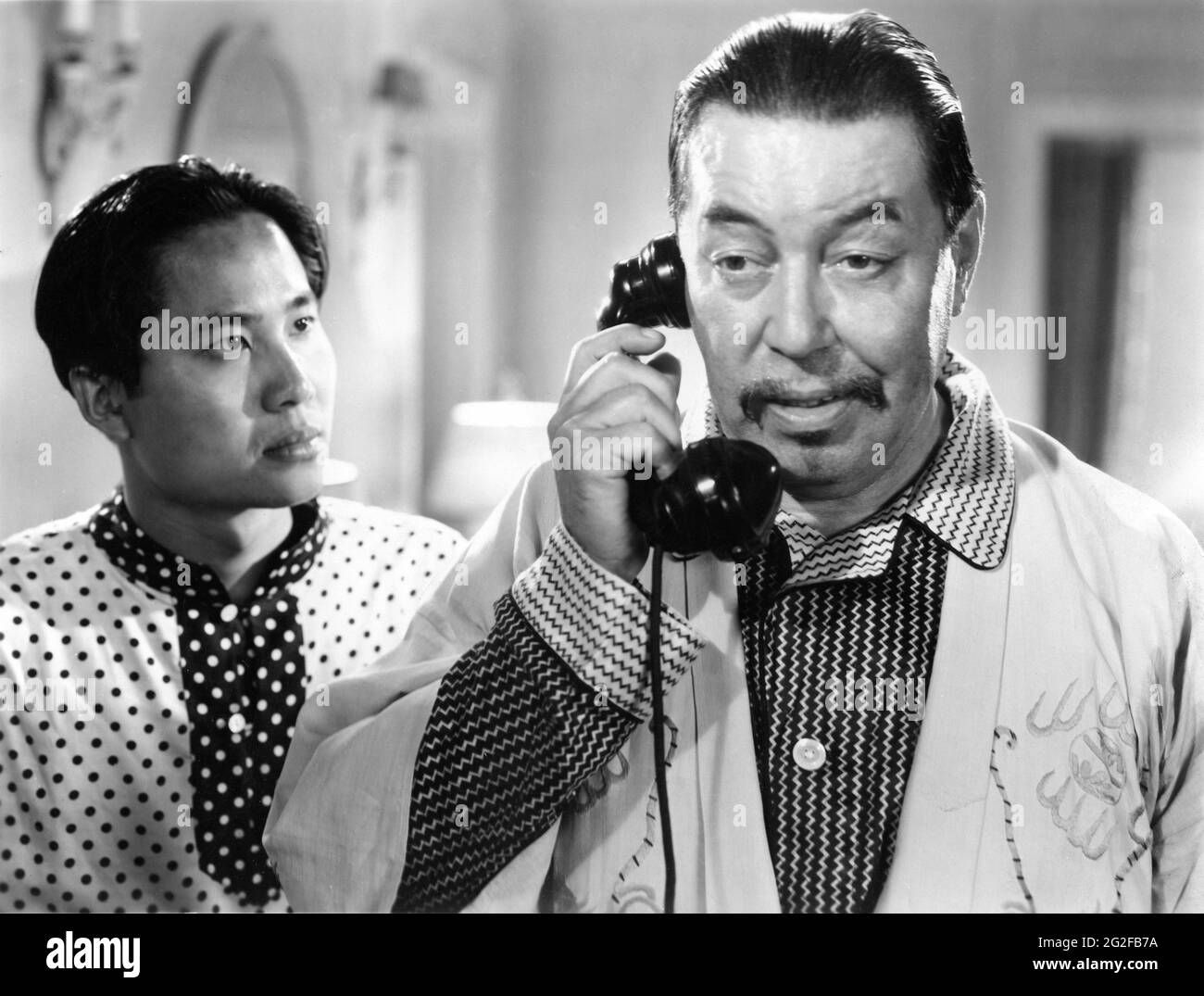 KEYE LUKE als Number One Son Lee Chan und WARNER OLAND als Charlie Chan ...