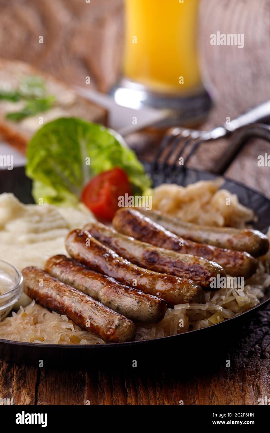Würstchen und bier in einem biergarten -Fotos und -Bildmaterial in ...