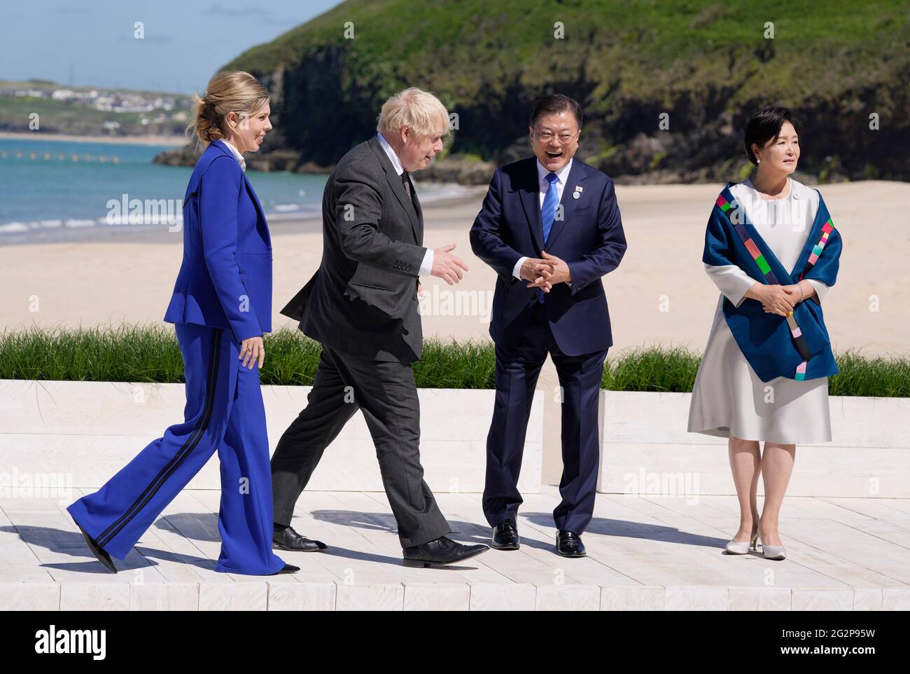 Premierminister Boris Johnson und seine Frau Carrie begrüßen den ...