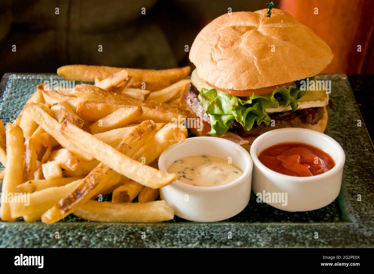 Klassischer Burger und Pommes mit Mayo und Ketchup Stockfotografie - Alamy