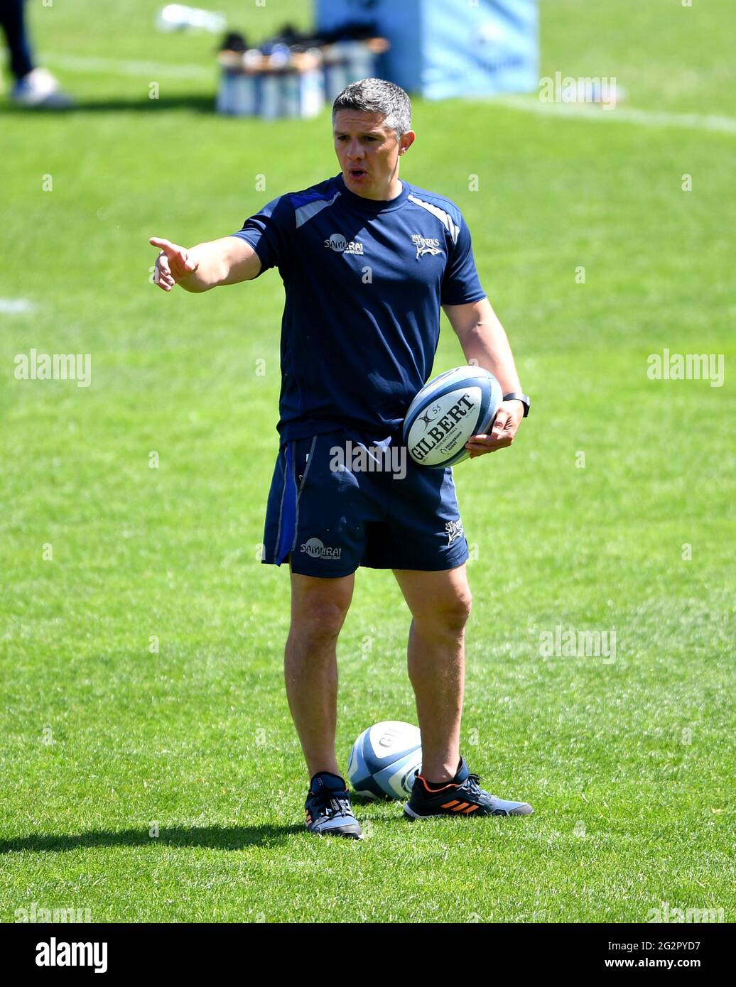 Sale Sharks-Cheftrainer Paul Deacon beobachtet, wie sich die Spieler ...