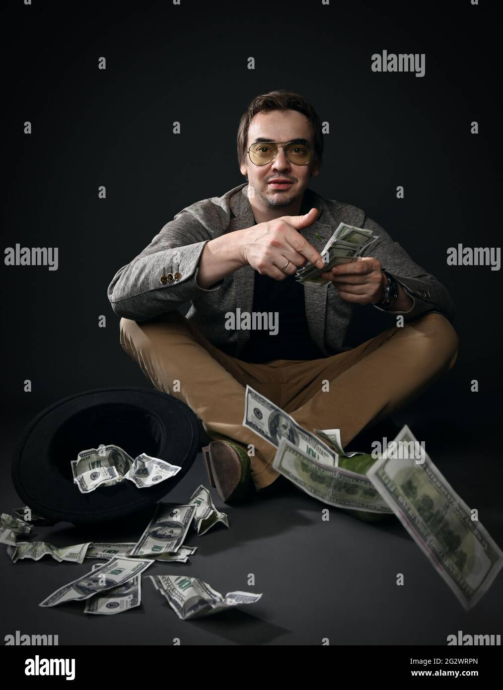 Hut auf dem boden mit geld -Fotos und -Bildmaterial in hoher Auflösung ...