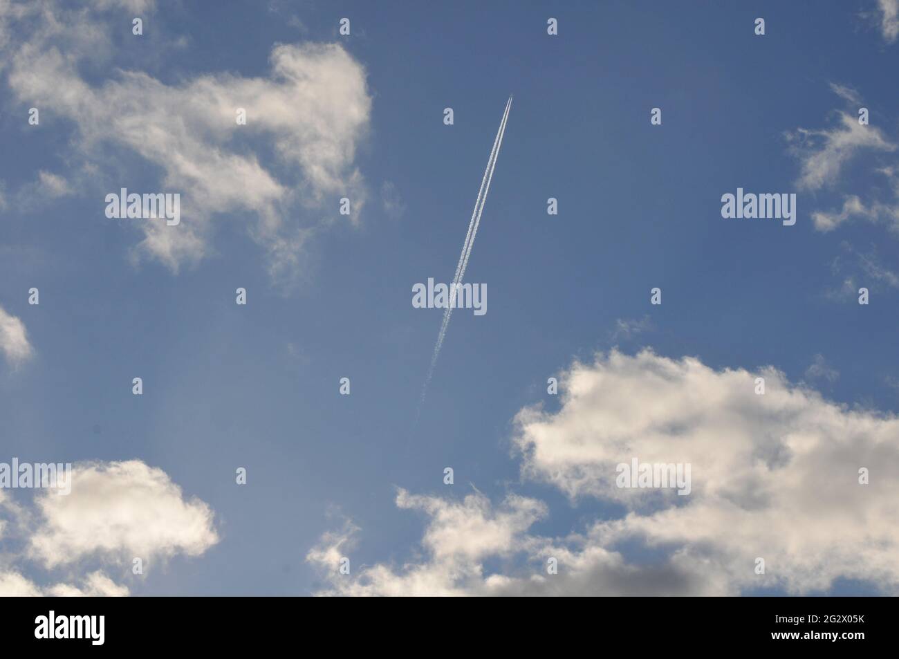 Kopenhagen, Dänemark. 13. Juni 2021, Commercial Flight hinterlässt ...