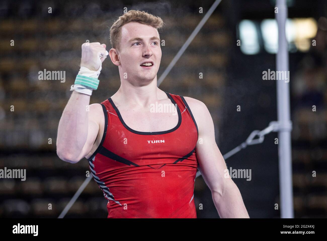 Nils dunkel gymnastik -Fotos und -Bildmaterial in hoher Auflösung – Alamy