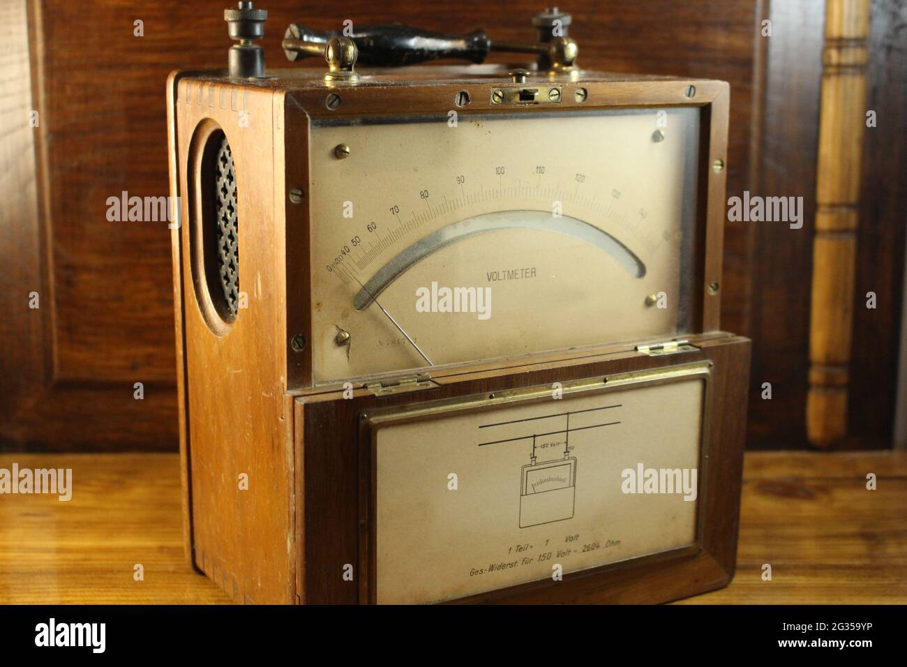 Altes deutsches Voltmeter in schöner Holzkiste. Eines der ersten ...