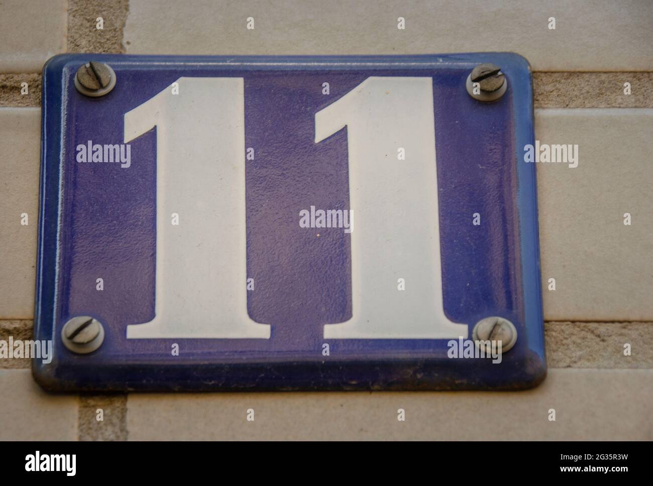 Weißer schriftzug auf schild -Fotos und -Bildmaterial in hoher ...