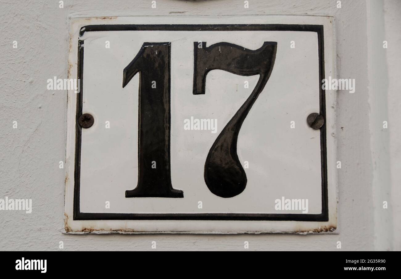 Weißer schriftzug auf schild -Fotos und -Bildmaterial in hoher ...