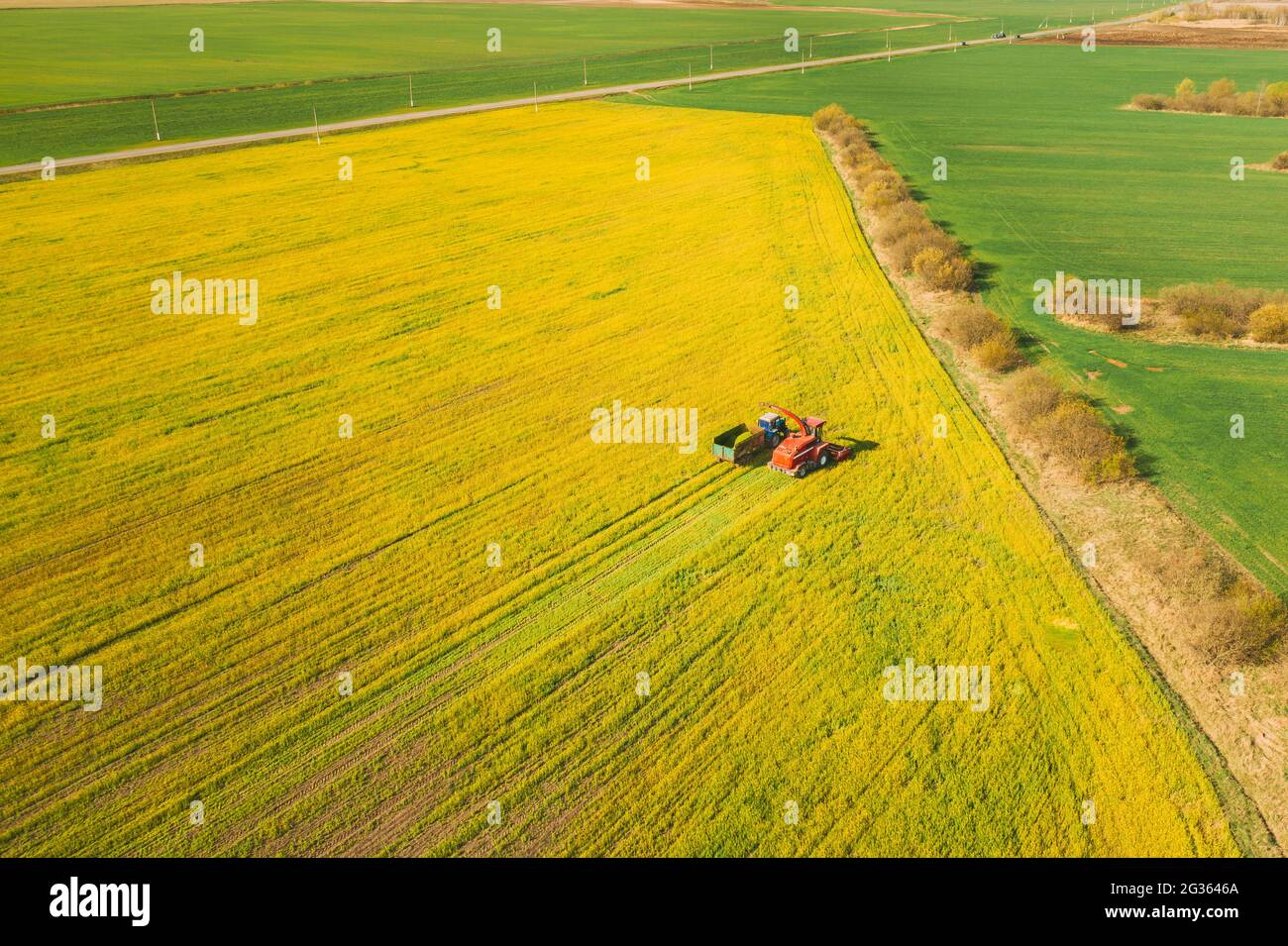 Traktor harvester federschnitt -Fotos und -Bildmaterial in hoher ...