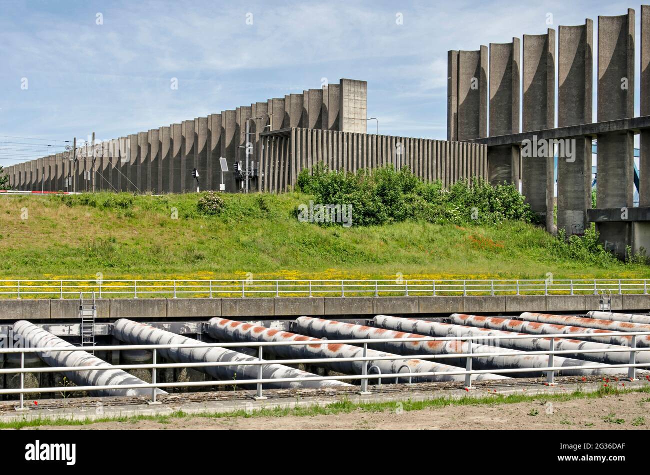Rotterdam, Niederlande, 12. Juni 2021: Große Stahlträger über dem ...