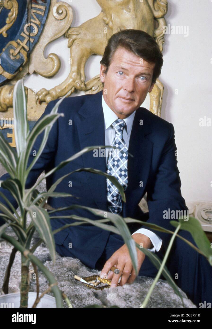 Saint Roger Moore Simon Templar Stockfotos und -bilder Kaufen - Alamy