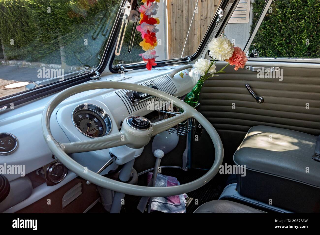 Innenraum, Fahrerkabine eines Volkswagen Transporters vom Typ 2, VW Bus ...