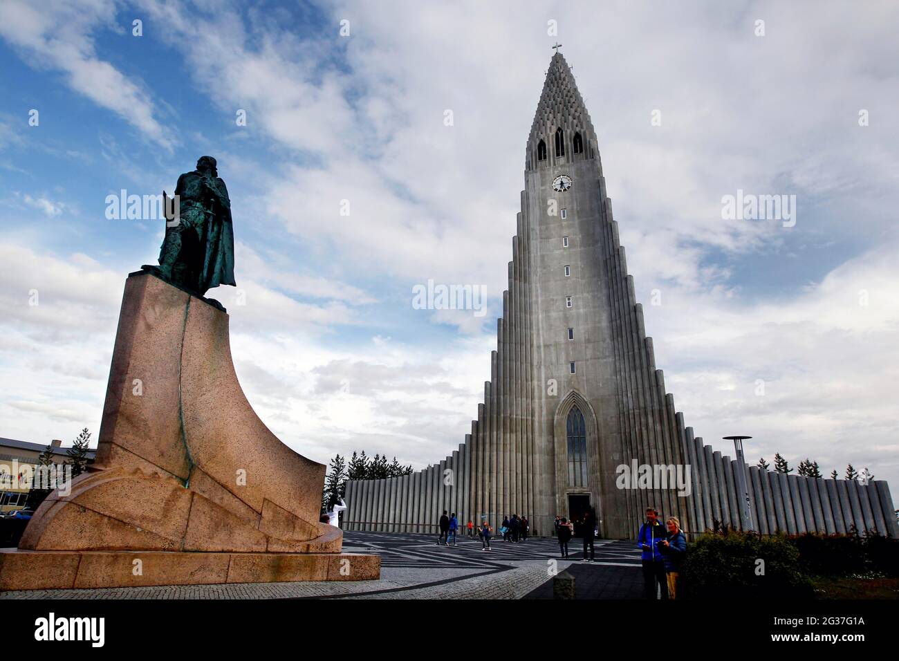Hallgrimskirkja auf der Stadt, Kirche mit Betonturm in Form von Säule ...