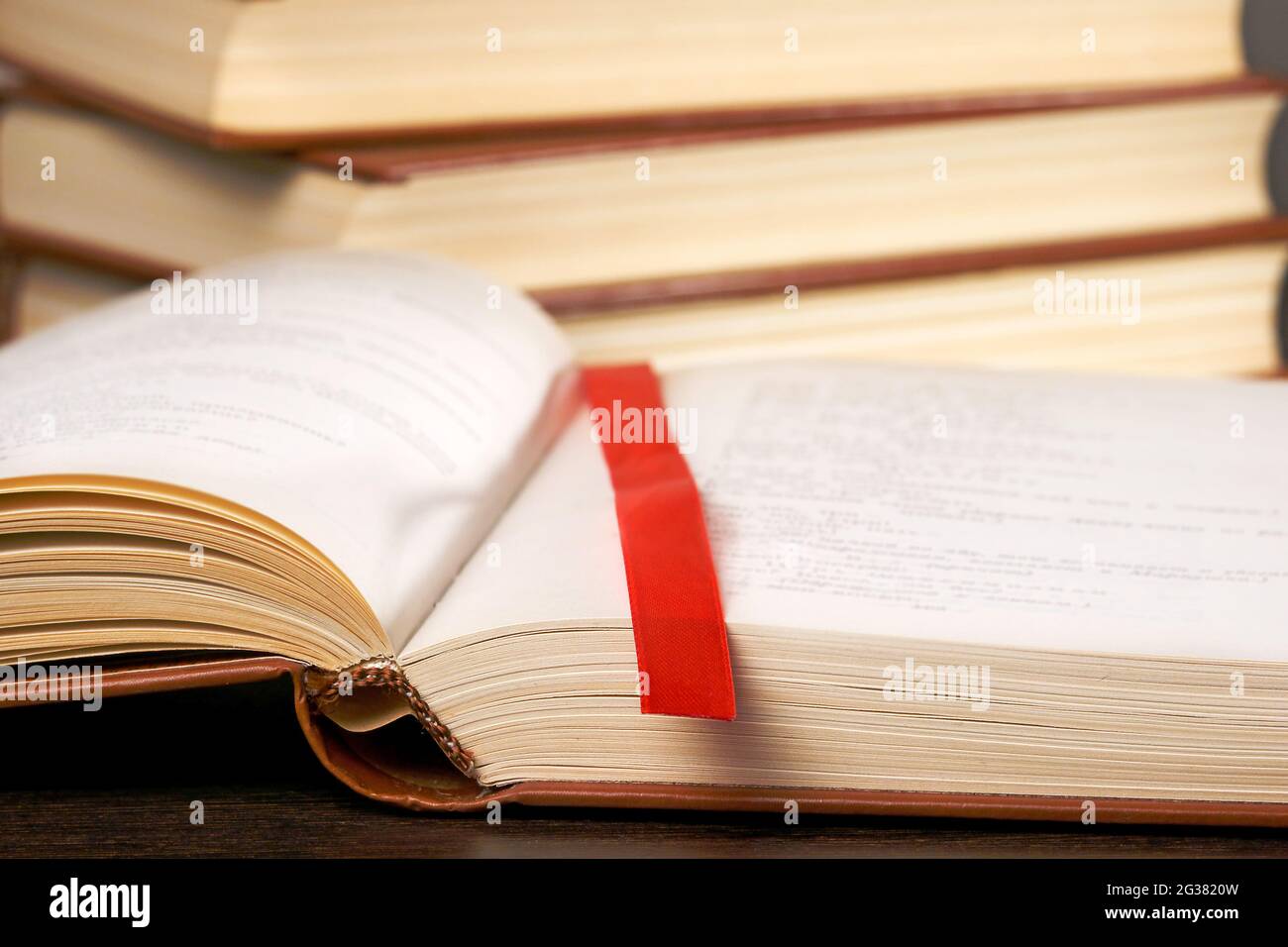 Rotes lesezeichen -Fotos und -Bildmaterial in hoher Auflösung – Alamy