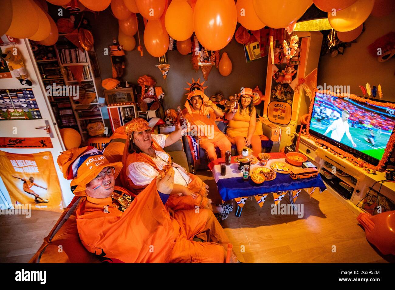 DEVENTER - 13-06-2021. In de oranje woning van Broekhuizen voetbal ...