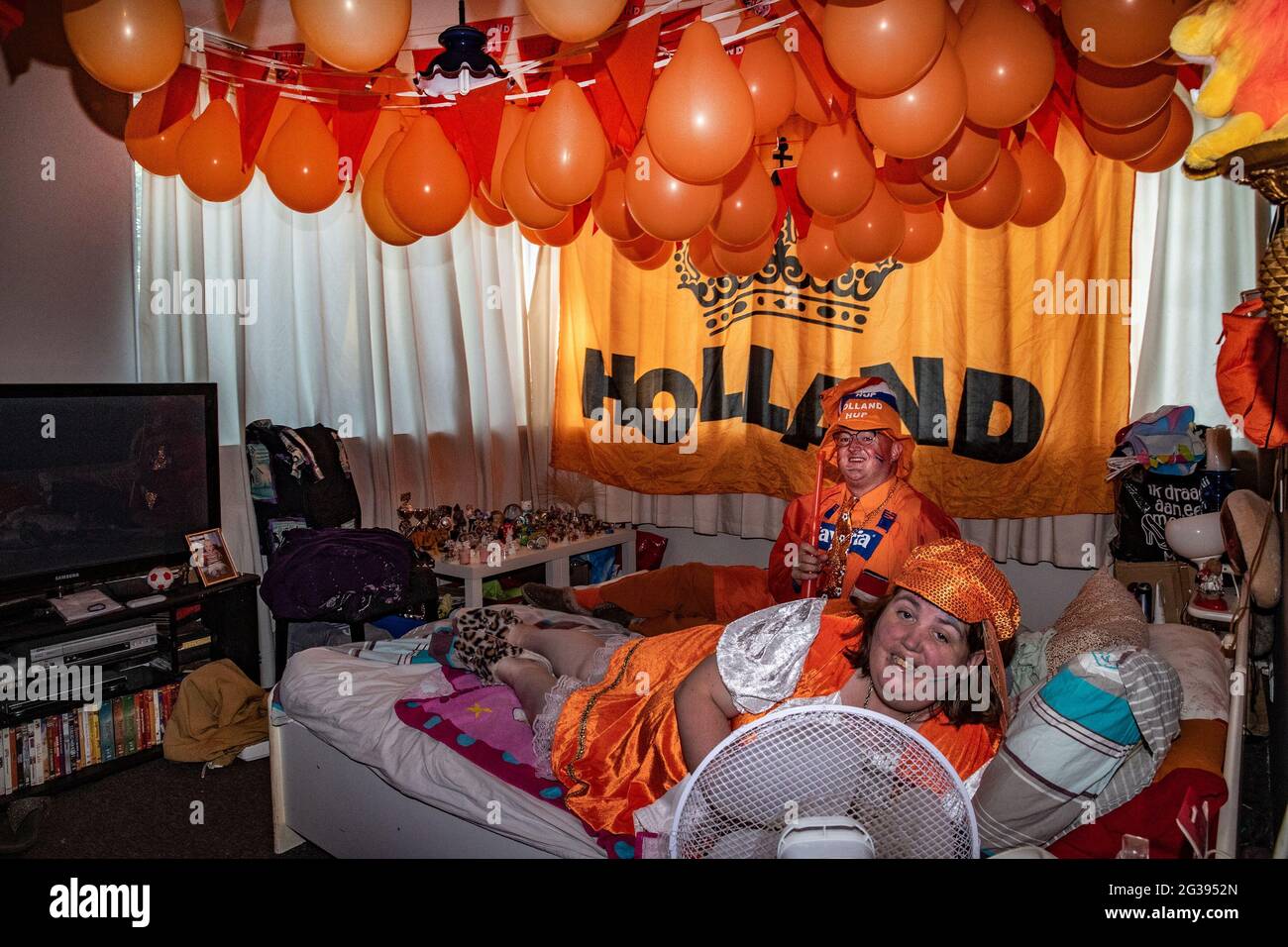 DEVENTER - 13-06-2021. In de oranje woning van Broekhuizen voetbal ...