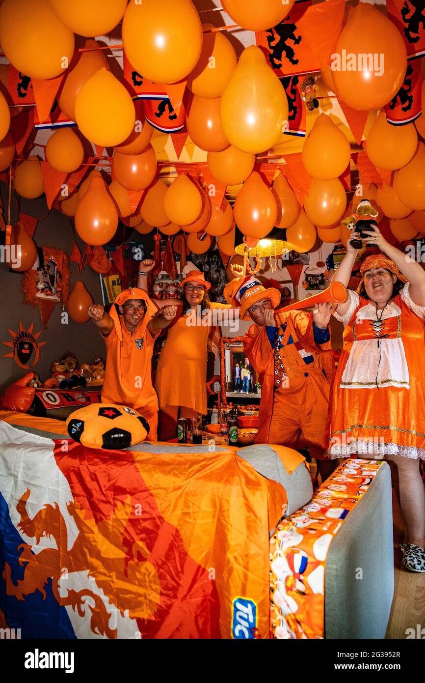 DEVENTER - 13-06-2021. In de oranje woning van Broekhuizen voetbal ...