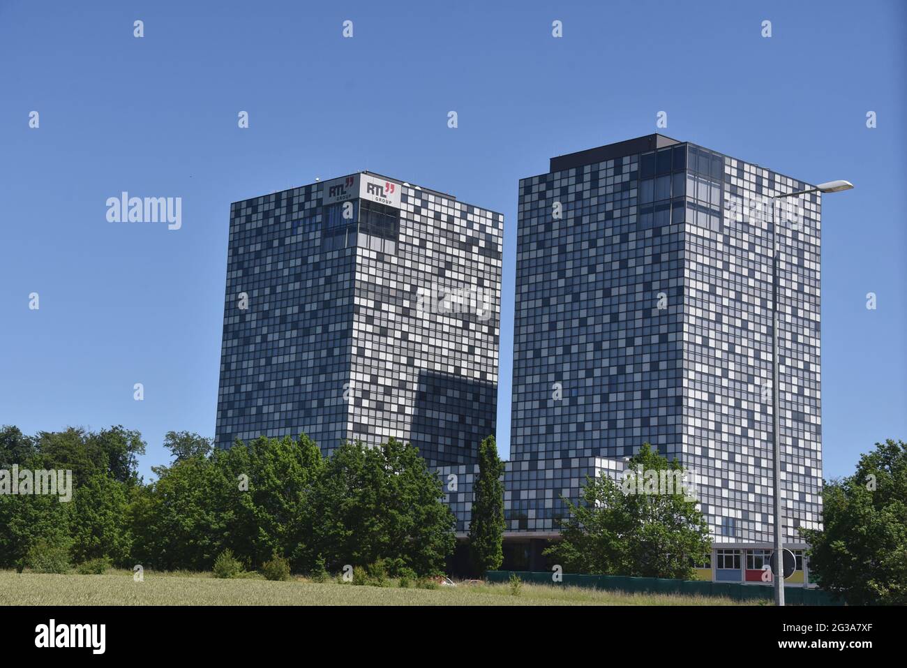 Luxemburg, Luxemburg. Juni 2021. Logo, Schriftzug der RTL Group auf dem ...