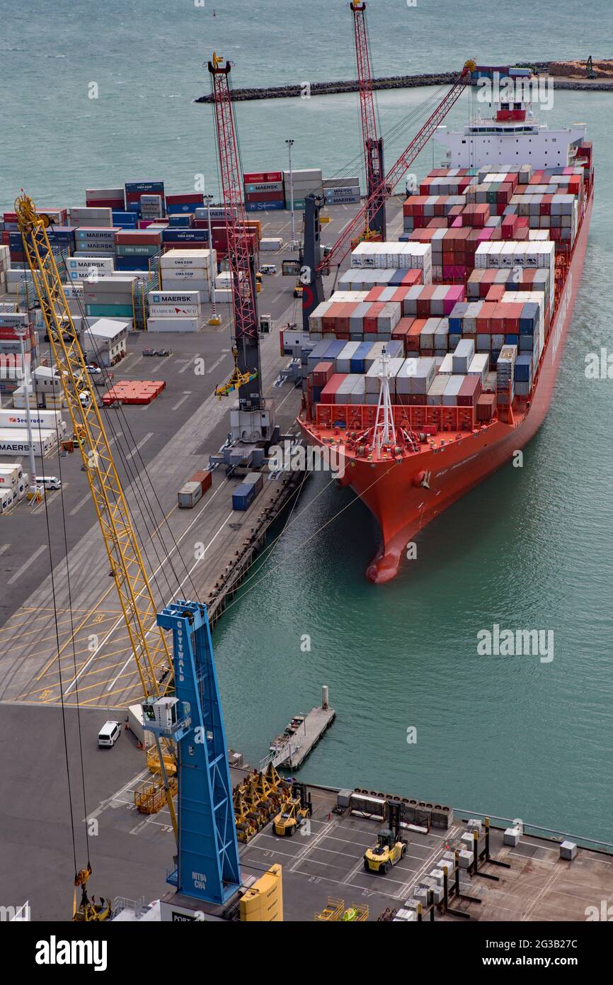 Containerschiff MV Rio Madeira mit Deck mit Containern gestapelt und ...