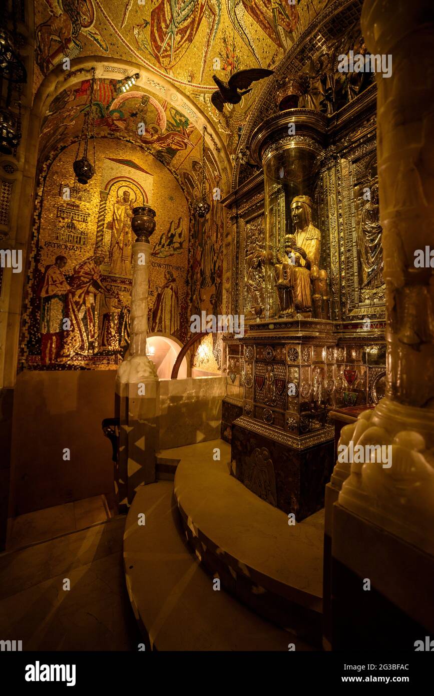 Skulptur der Jungfrau von Montserrat in der Nische der Abtei von ...