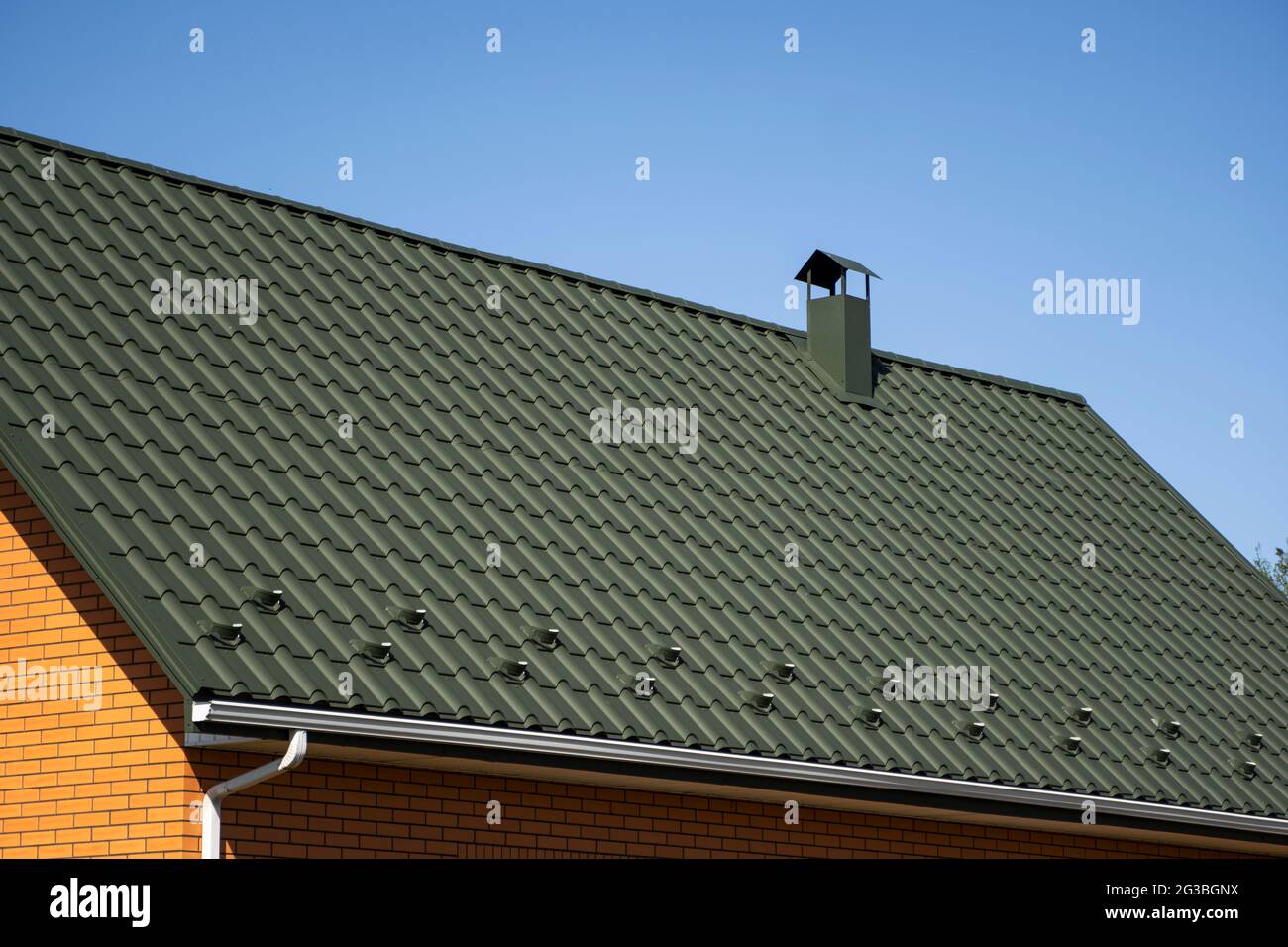 Grünes Wellblech-Profildach in einem modernen Haus installiert. Das ...