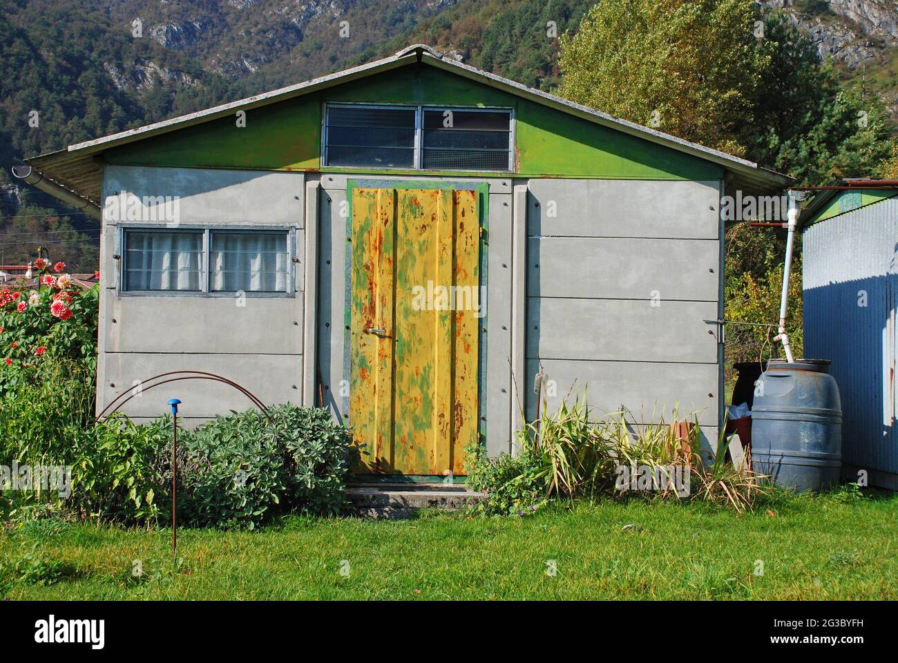 Ein Metallschuppen oder eine Hütte in einem Garten in Norditalien ...