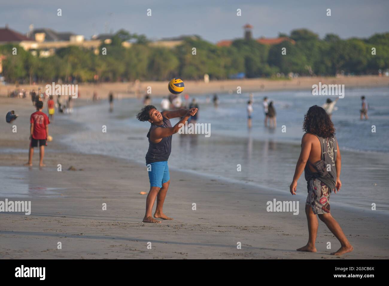 Einheimische Jugendliche spielen Volleyball am Strand.Bali als eines ...
