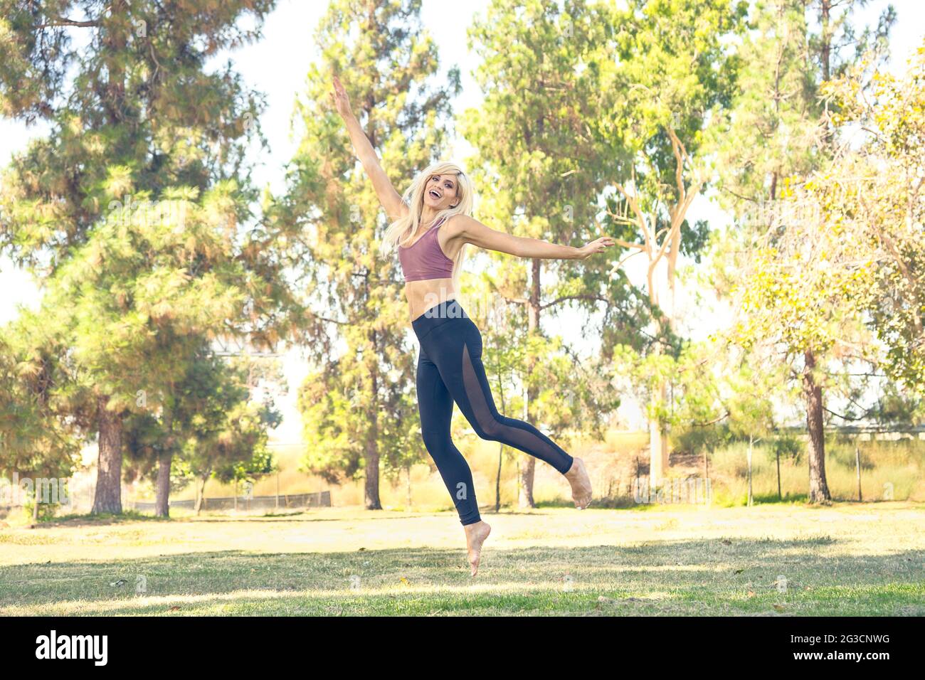 Female yoga model -Fotos und -Bildmaterial in hoher Auflösung – Alamy