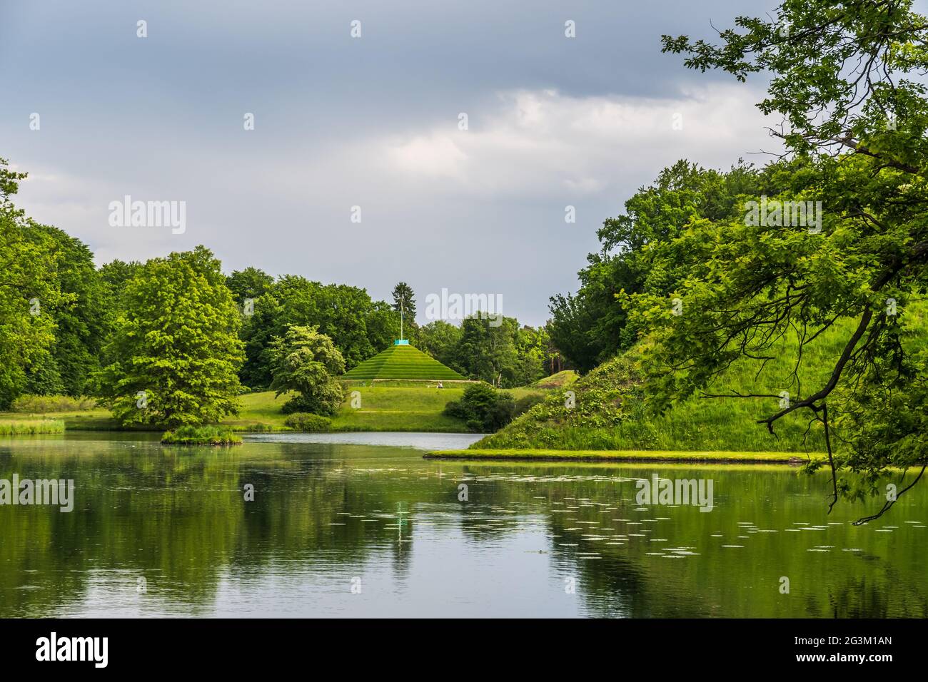 Park Branitz, Cottbus, Deutschland, mit Stufenpyramide im Frühsommer ...
