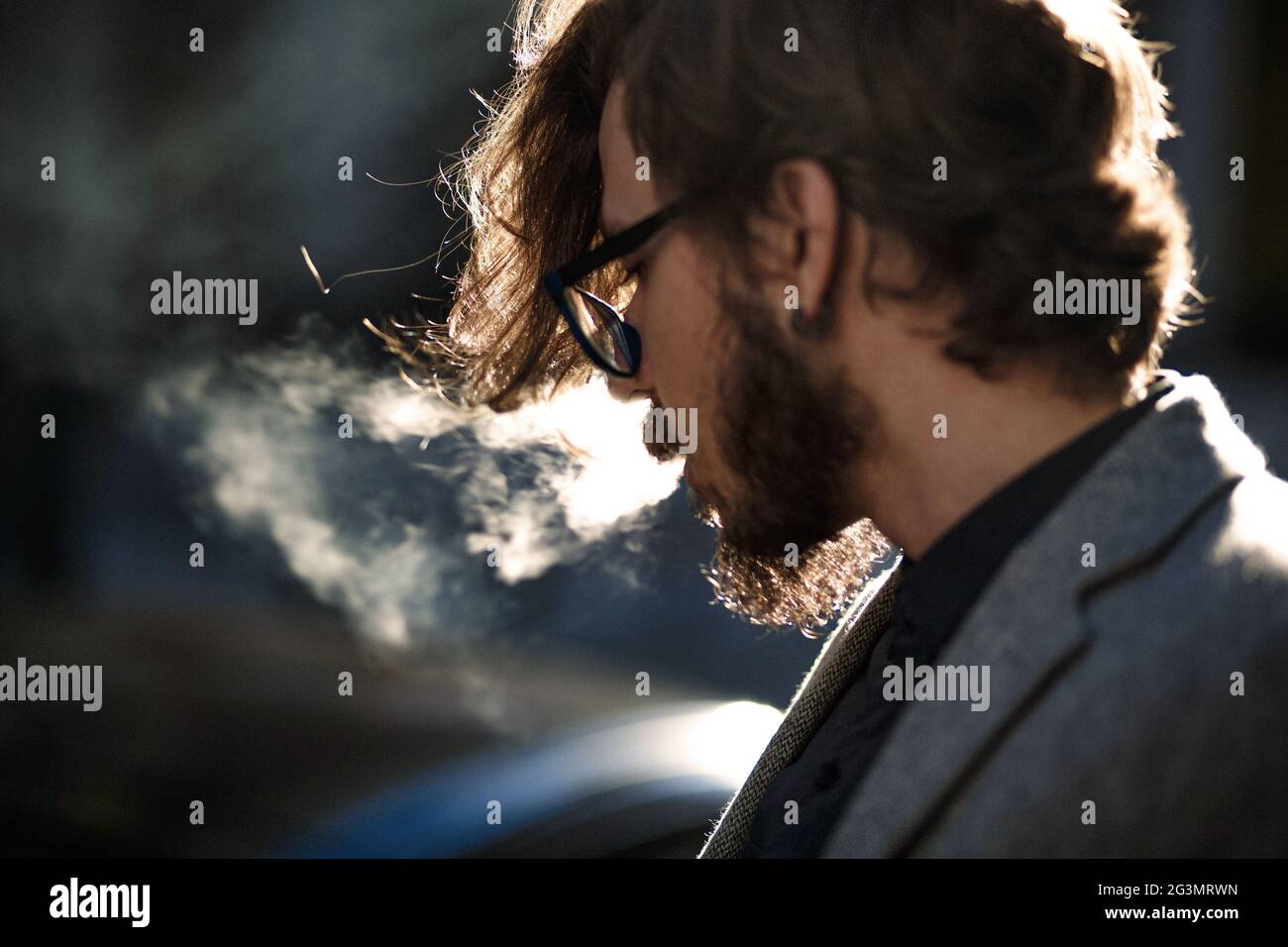 Schöner mann raucht -Fotos und -Bildmaterial in hoher Auflösung – Alamy