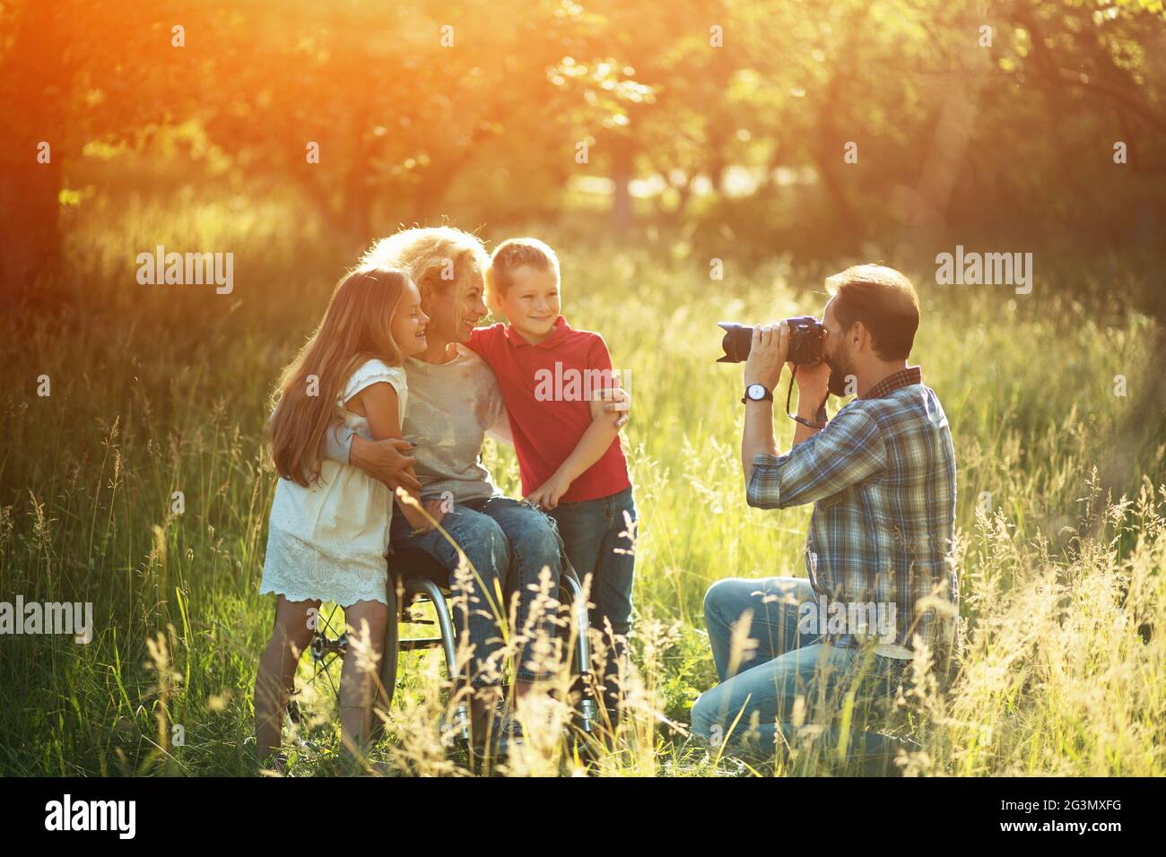 Mädchen macht fotos von der familie -Fotos und -Bildmaterial in hoher Auflösung – Alamy