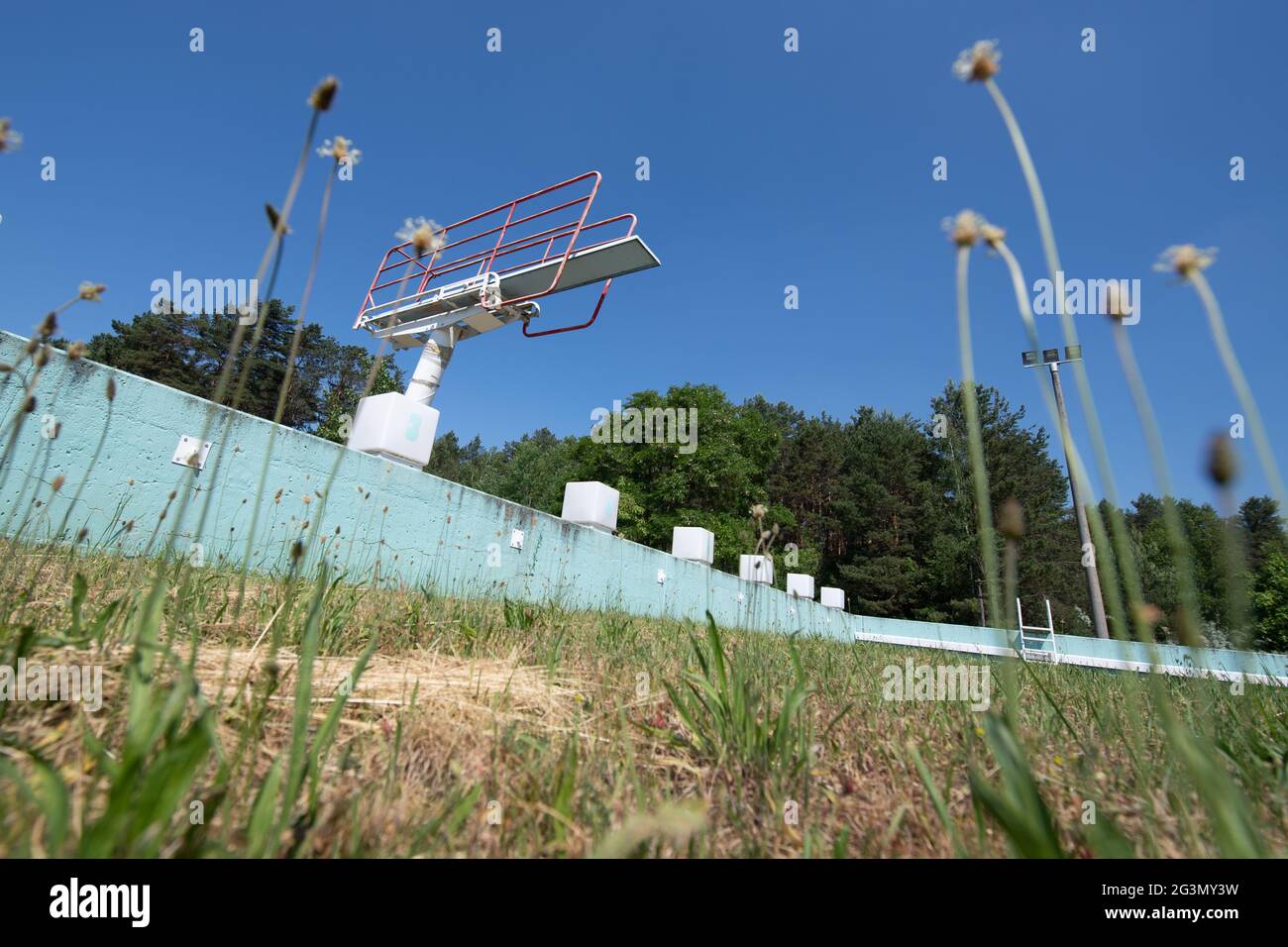 17. Juni 2021, Sachsen, Boxberg: Am ehemaligen, inzwischen bewachsenen ...