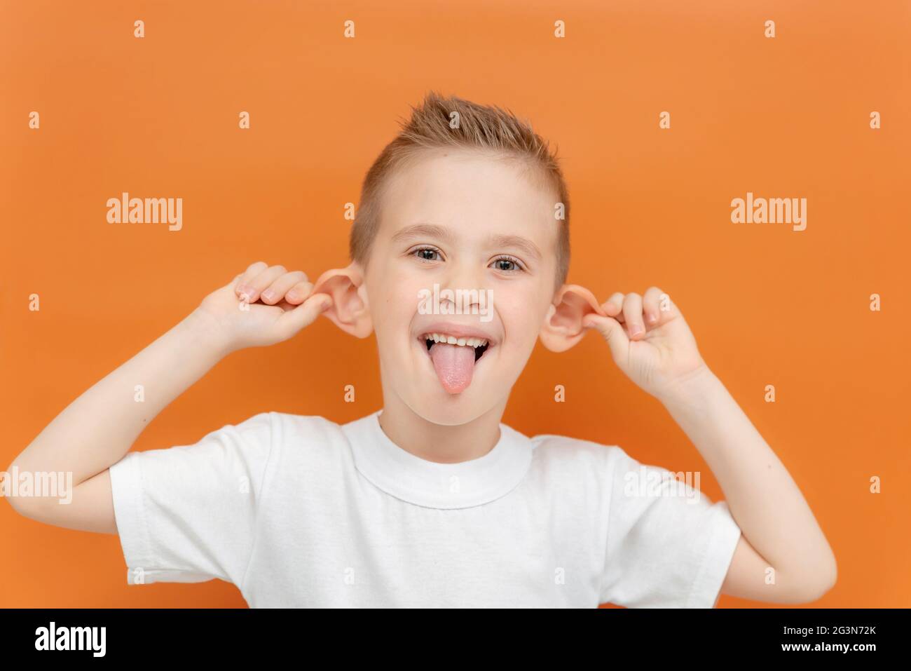 Junge zieht an ohren -Fotos und -Bildmaterial in hoher Auflösung – Alamy