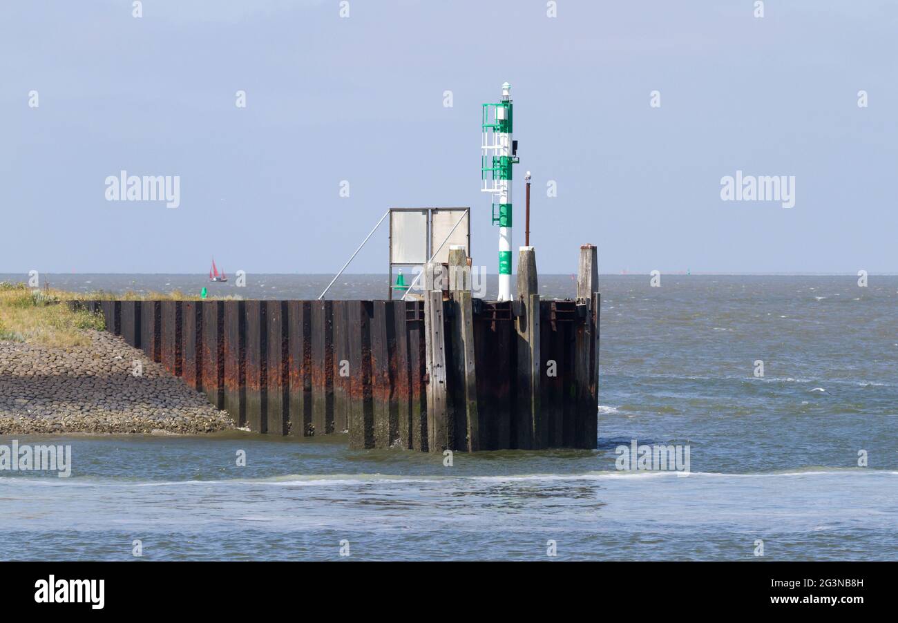 Hafen oder hafeneinfahrt mit backbord und steuerbord -Fotos und ...