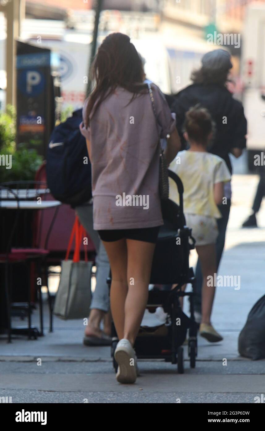 New York - NY - 20210519 - Emily Ratajkowski aus Son Sylvester Apollo ...