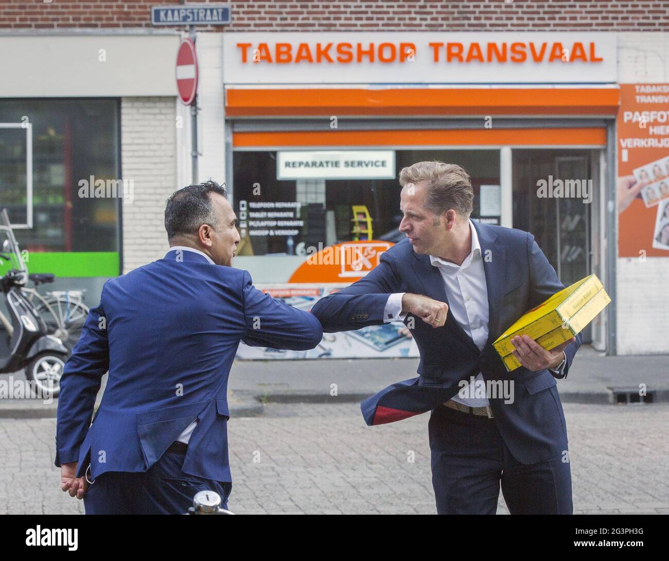 Den Haag - 17-06-2021. Minister Hugo de Jonge bezoekt ouderen in de ...