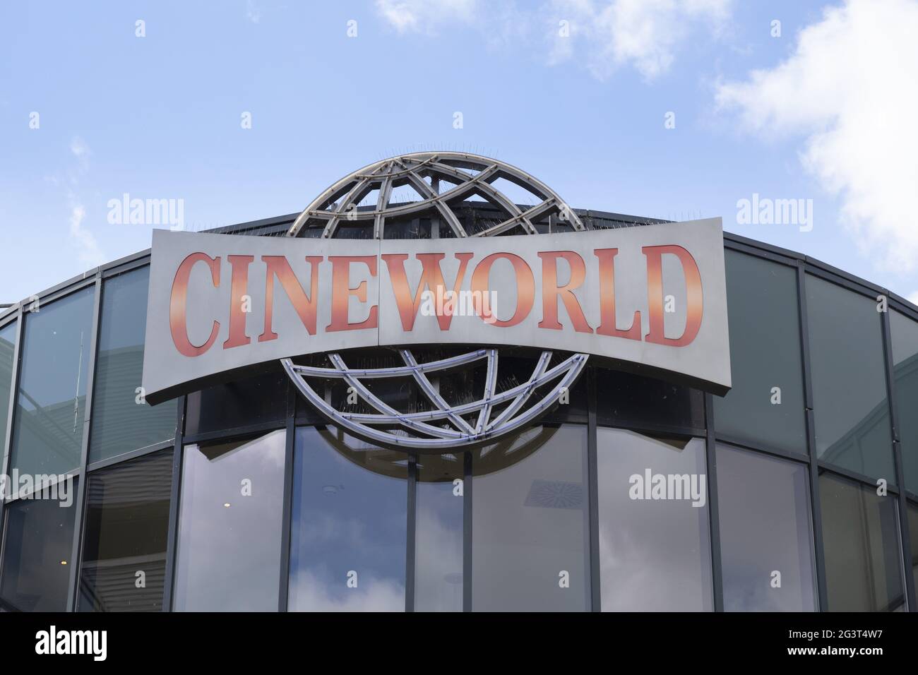 Glasfassade mit logo -Fotos und -Bildmaterial in hoher Auflösung – Alamy