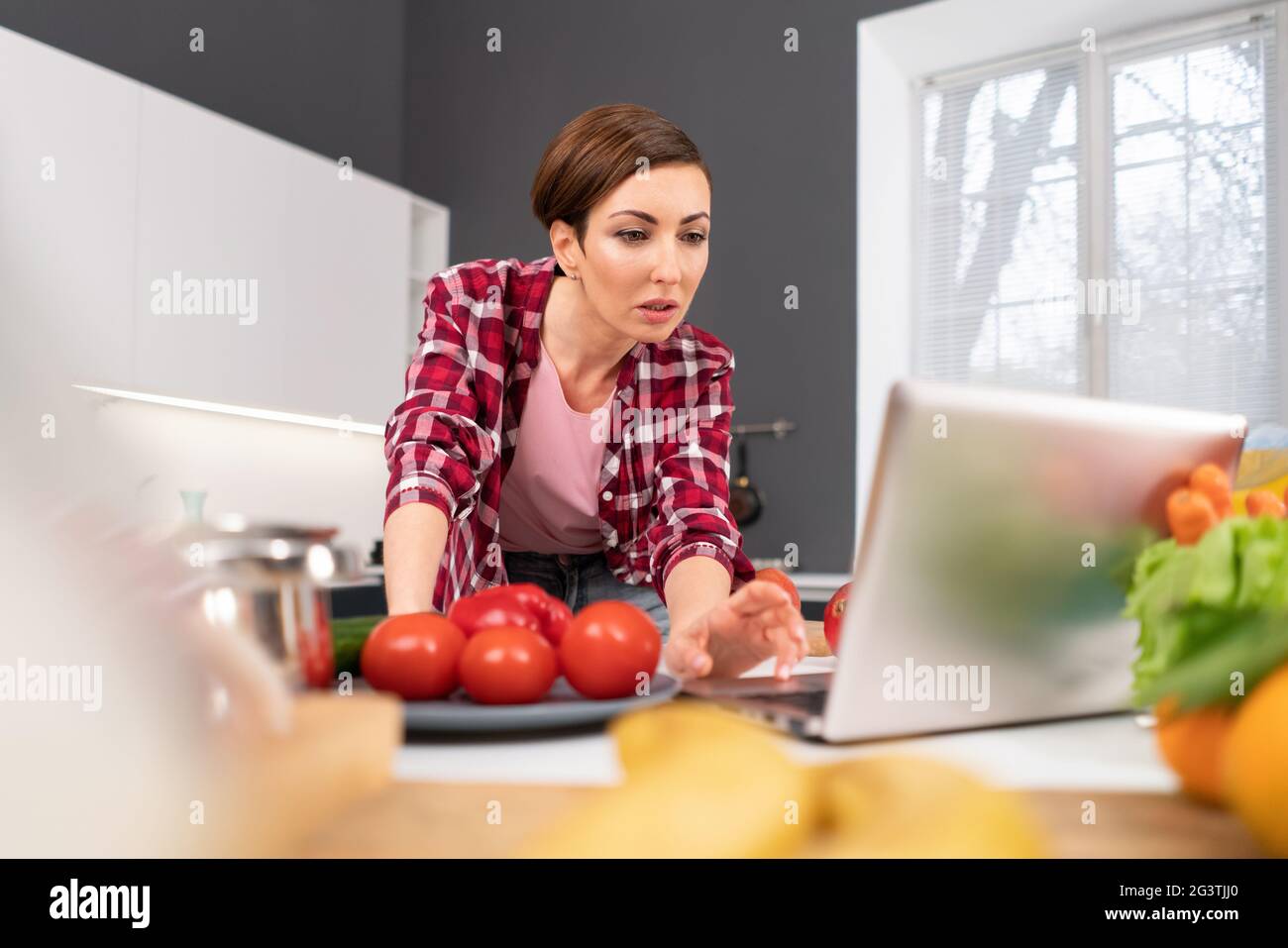 Kochen online konzept -Fotos und -Bildmaterial in hoher Auflösung – Alamy