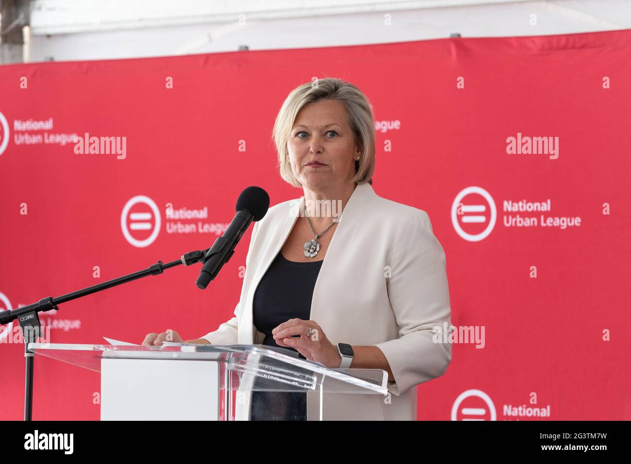 New York, NY - 17. Juni 2021: Christina Hennington spricht beim ...