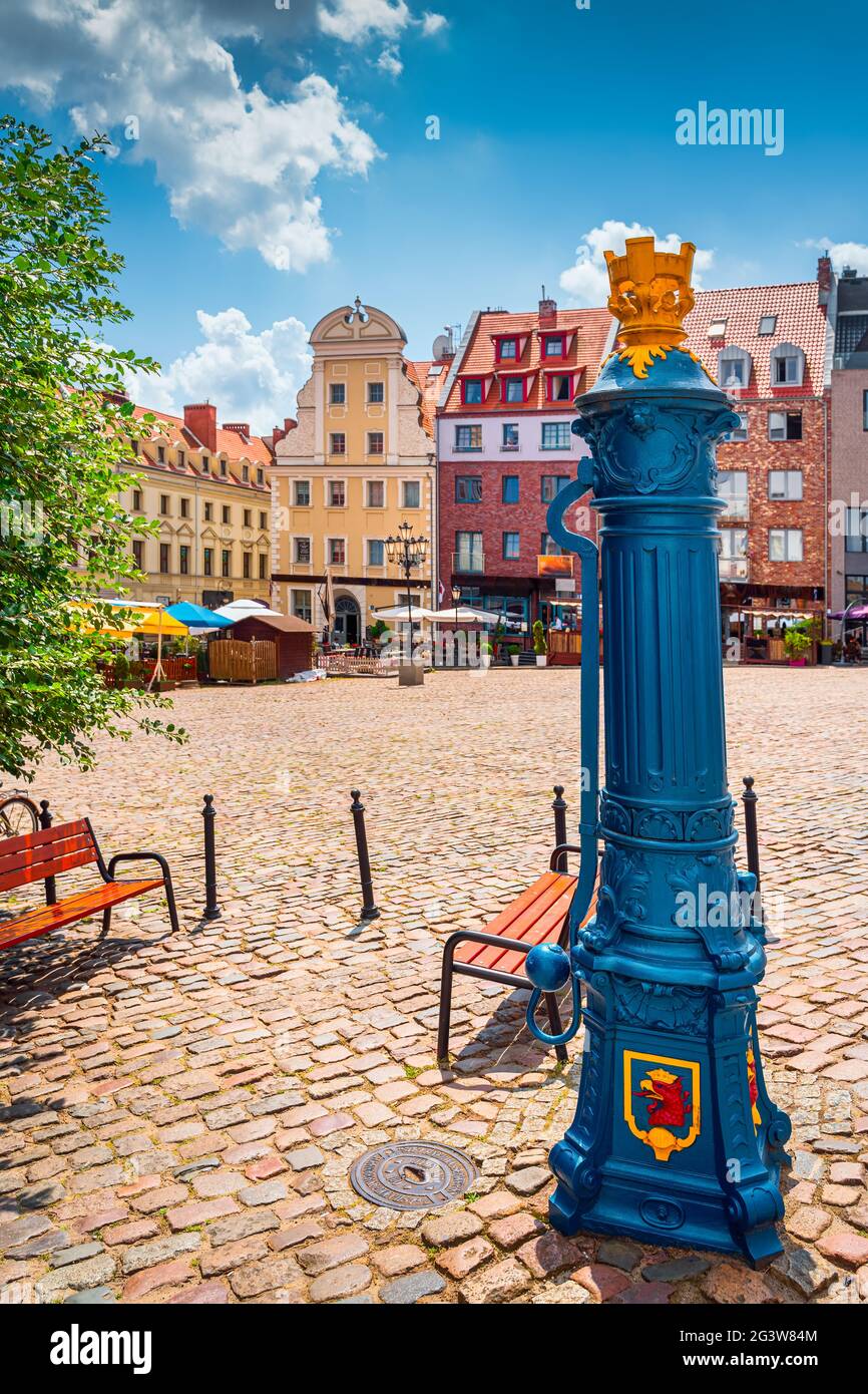 Traditionelle blaue Wasserpumpe mit gryphon-Kopfwappen vom Stadtwappen ...