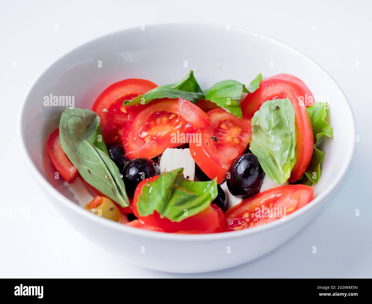 Salat mit mozzarella und tomaten -Fotos und -Bildmaterial in hoher ...
