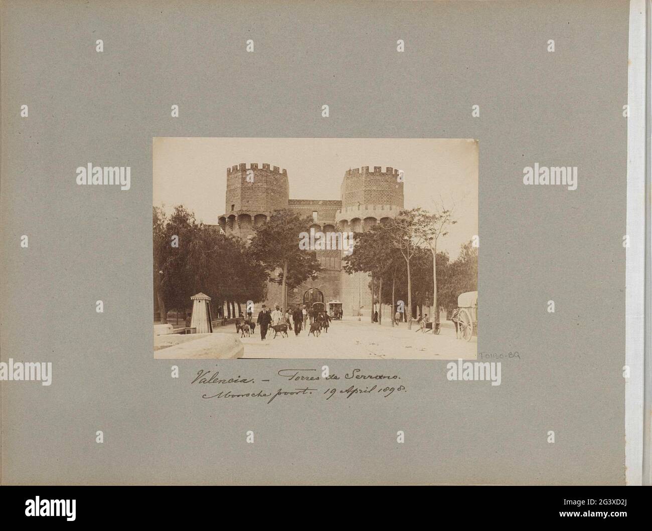 Blick auf die Torres de Serranos in Valencia mit Passanten, Ziegen und ...